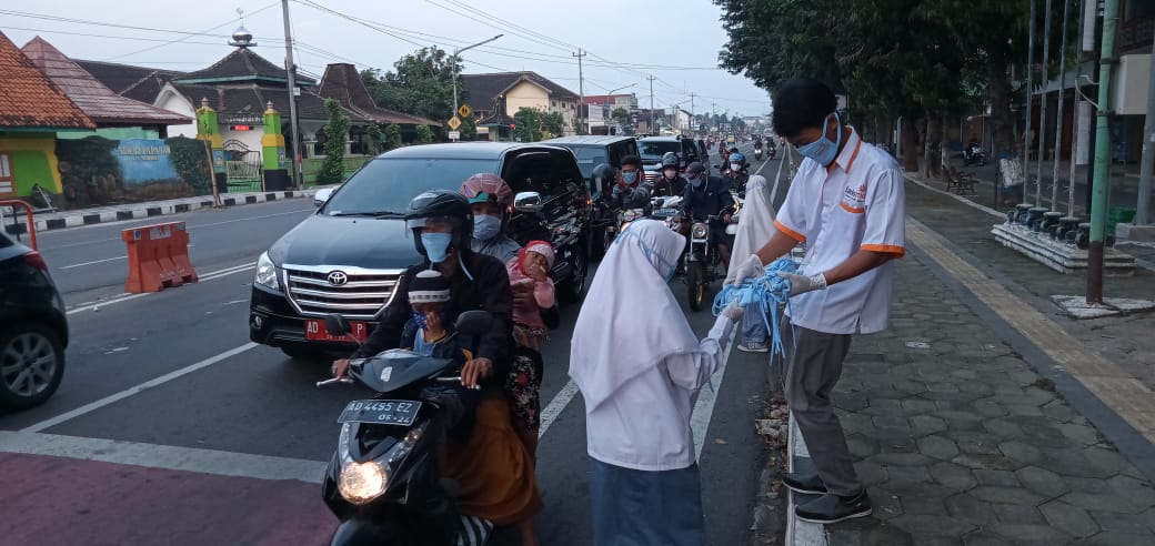 Rayakan Kelulusan dengan Berbagi Masker dan Takjil, Siswa SMA MUHI ...