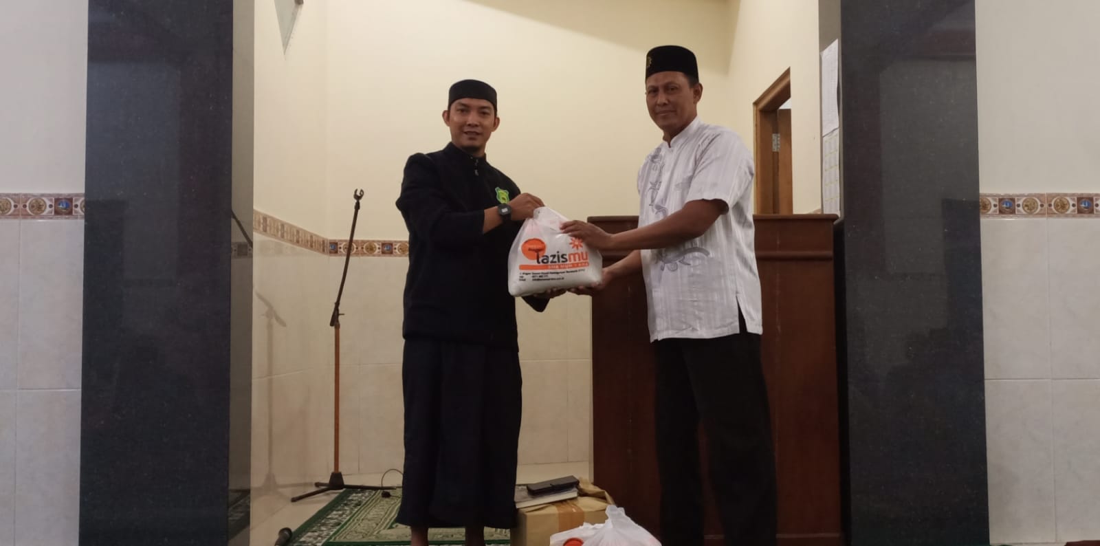 Penyaluran Wakaf Qur’an dan Iqro serta Pembagian Paket Sembako dalam ...
